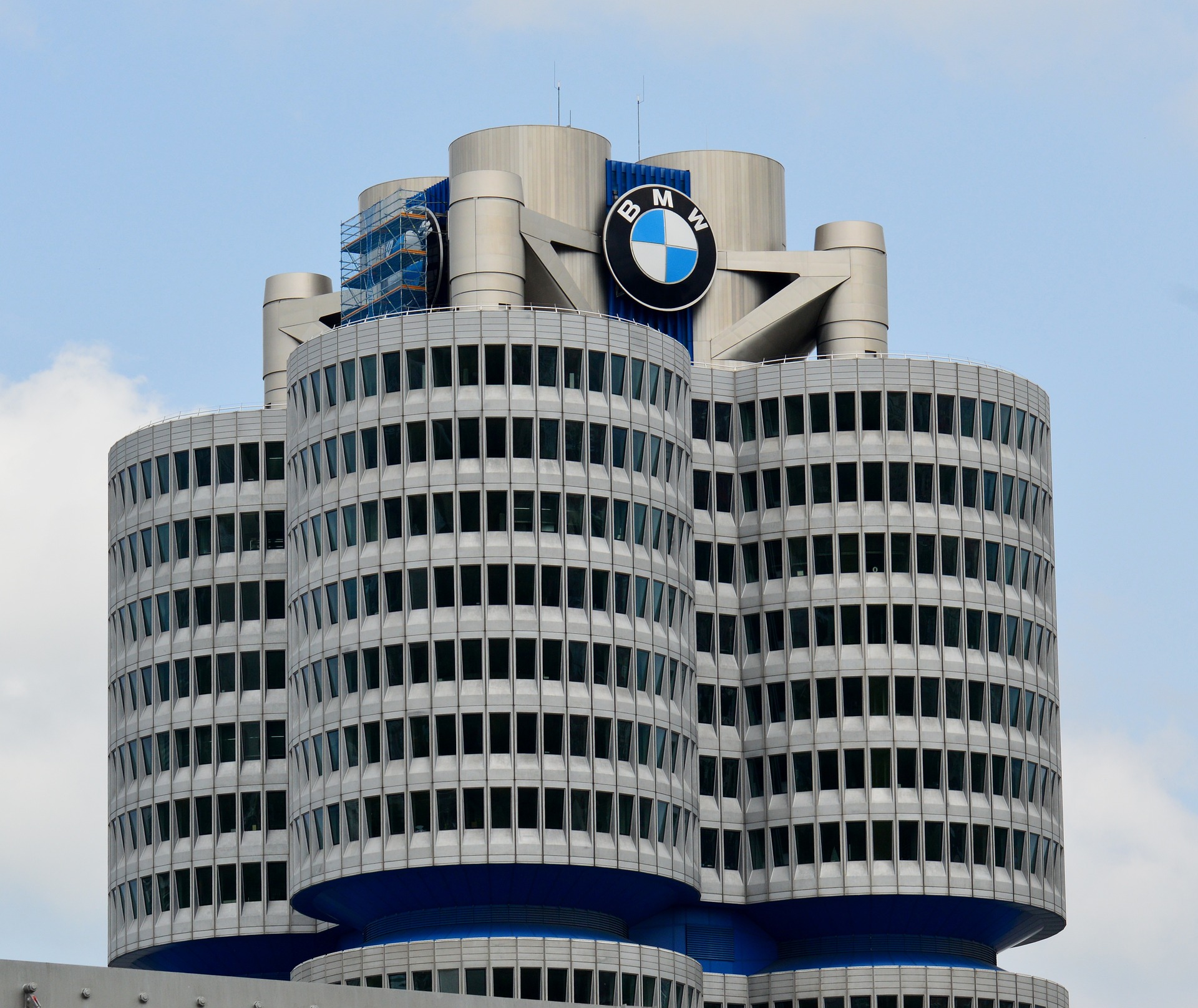 A BMW-nek nagyon megéri a debreceni gyár, Magyarországnak már kevésbé ...